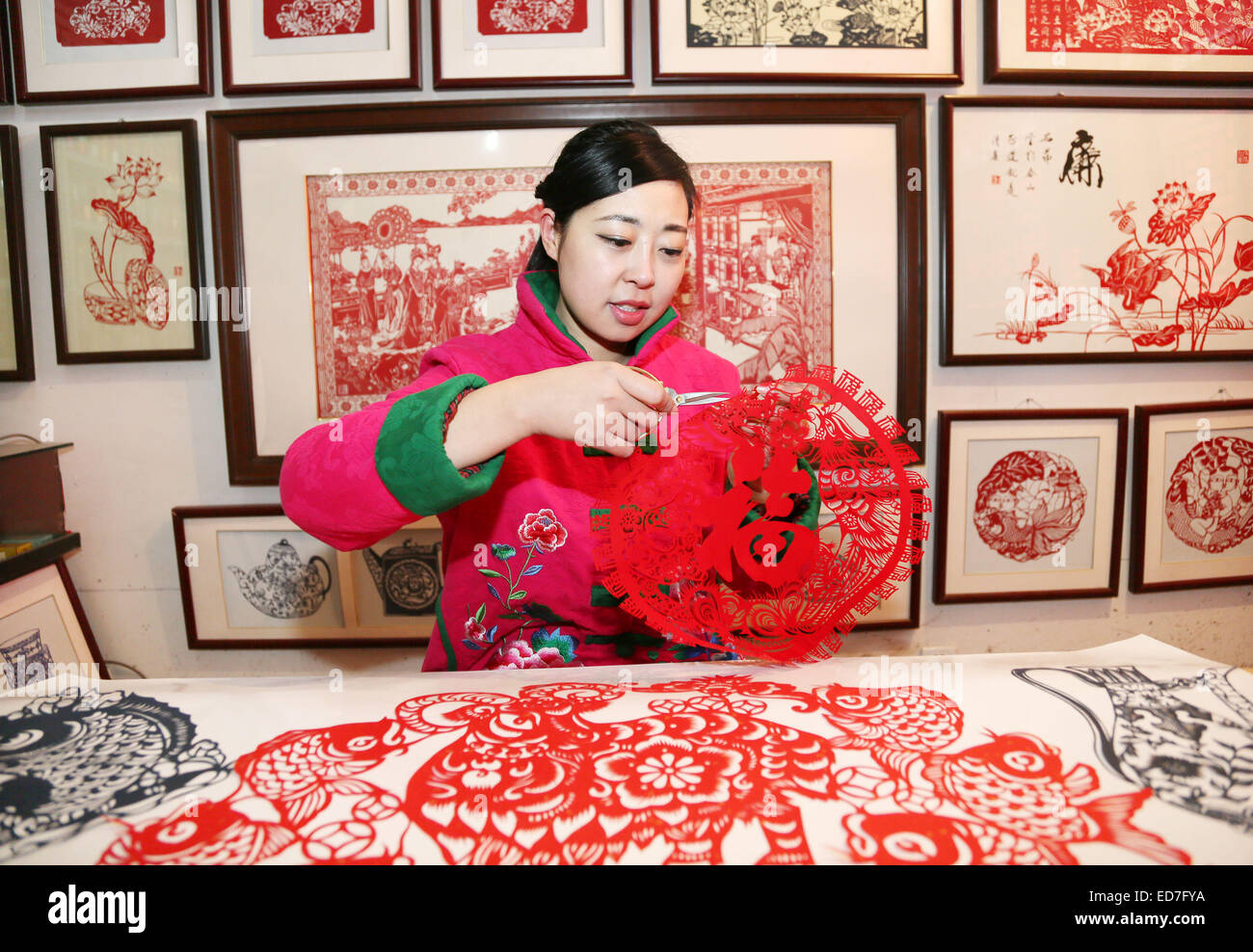 Chinese paper cutting hi-res stock photography and images - Alamy