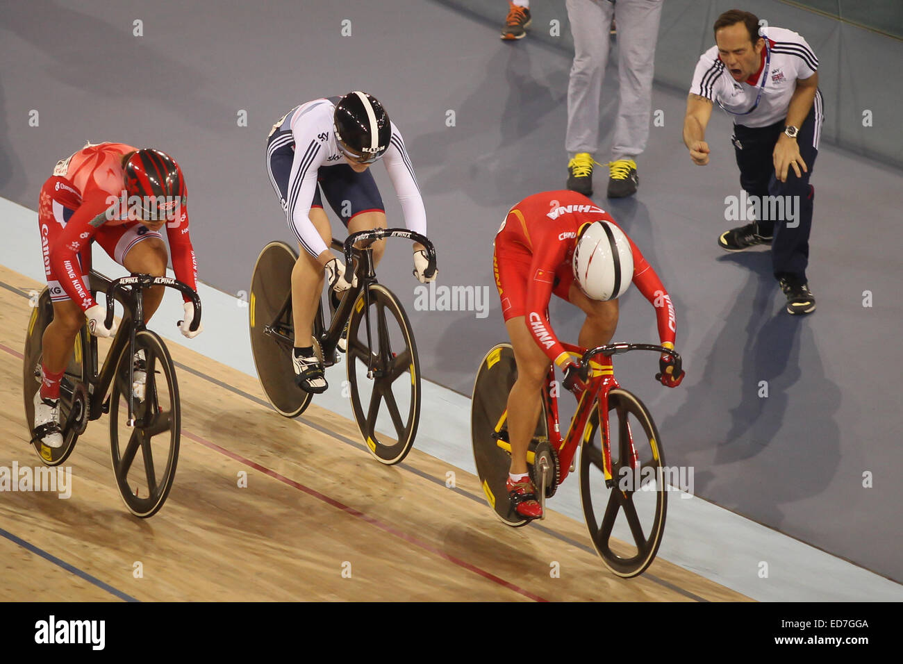 Jessica Varnish is encouraged by one of her coaches during the Women's ...