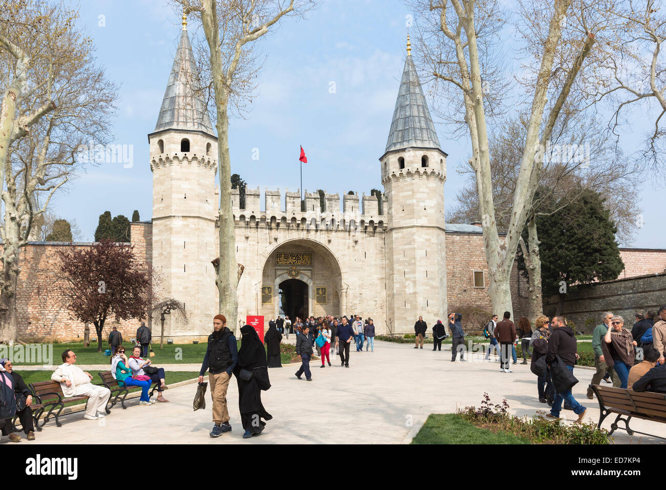 Muslim couple and tourists at the Topkapi Palace, Topkapi Sarayi, part ...