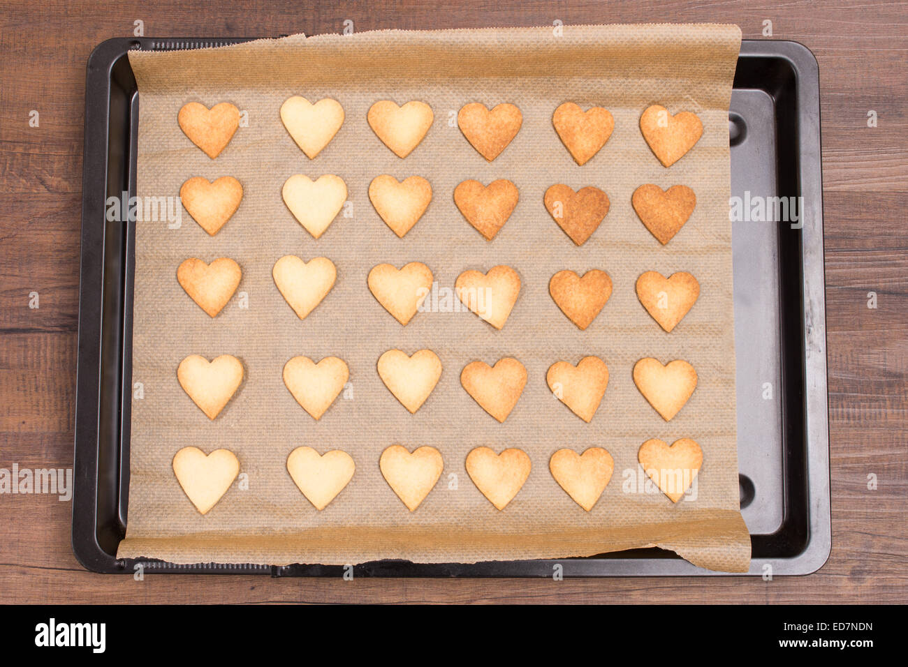 Baking sheet with christmas cookies in heart shape Stock Photo - Alamy