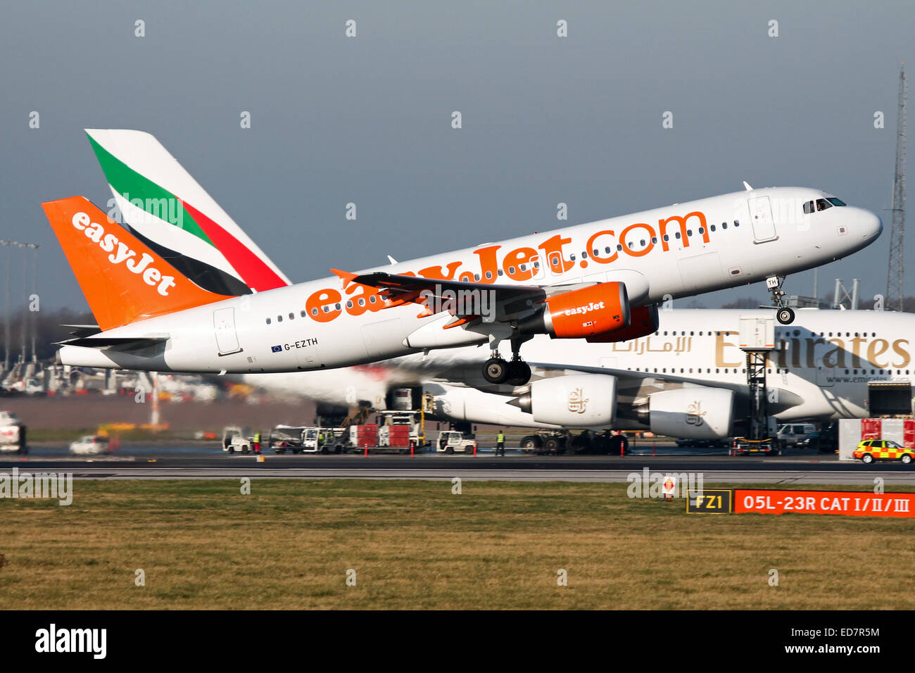An easyjet airbus a320 hi-res stock photography and images - Alamy