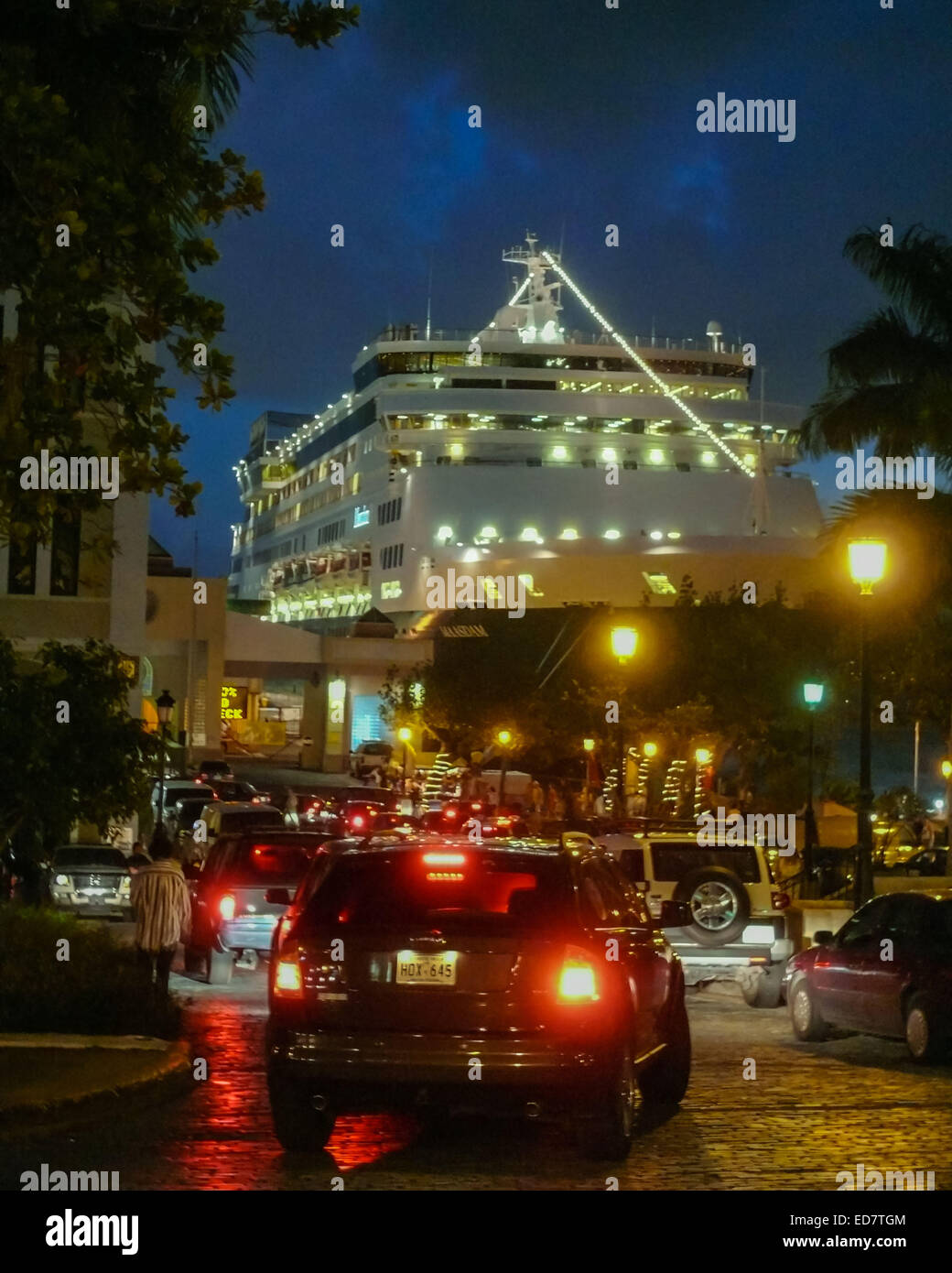 San Juan, Puerto Rico, US. 12th Jan, 2009. Vehicular traffic heads for ...