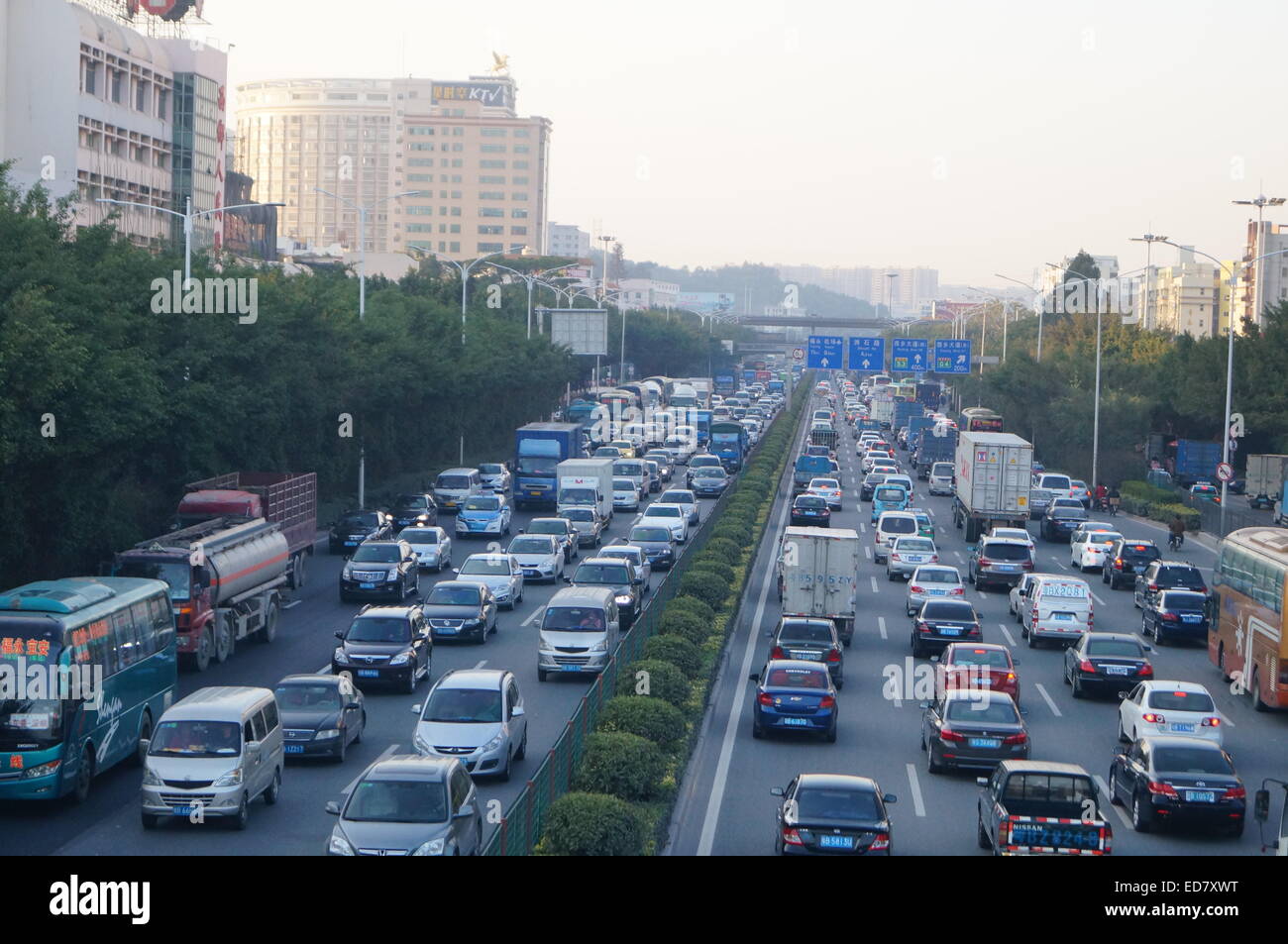 Shenzhen's congested road traffic Stock Photo - Alamy
