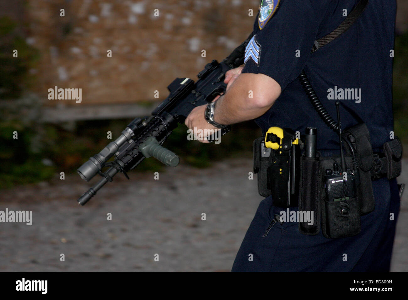 A Police Officer with a gun Stock Photo - Alamy