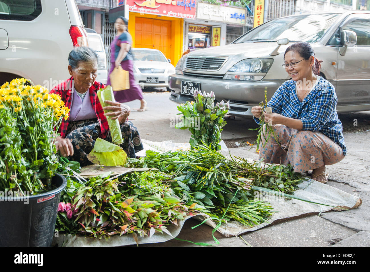 Street flower sellers - Yangon, Myanmar Stock Photo - Alamy