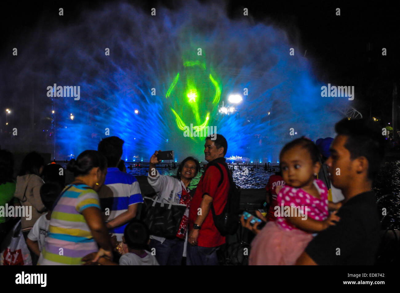 Filipino families welcomes the year 2015 in public parks like Luneta ...