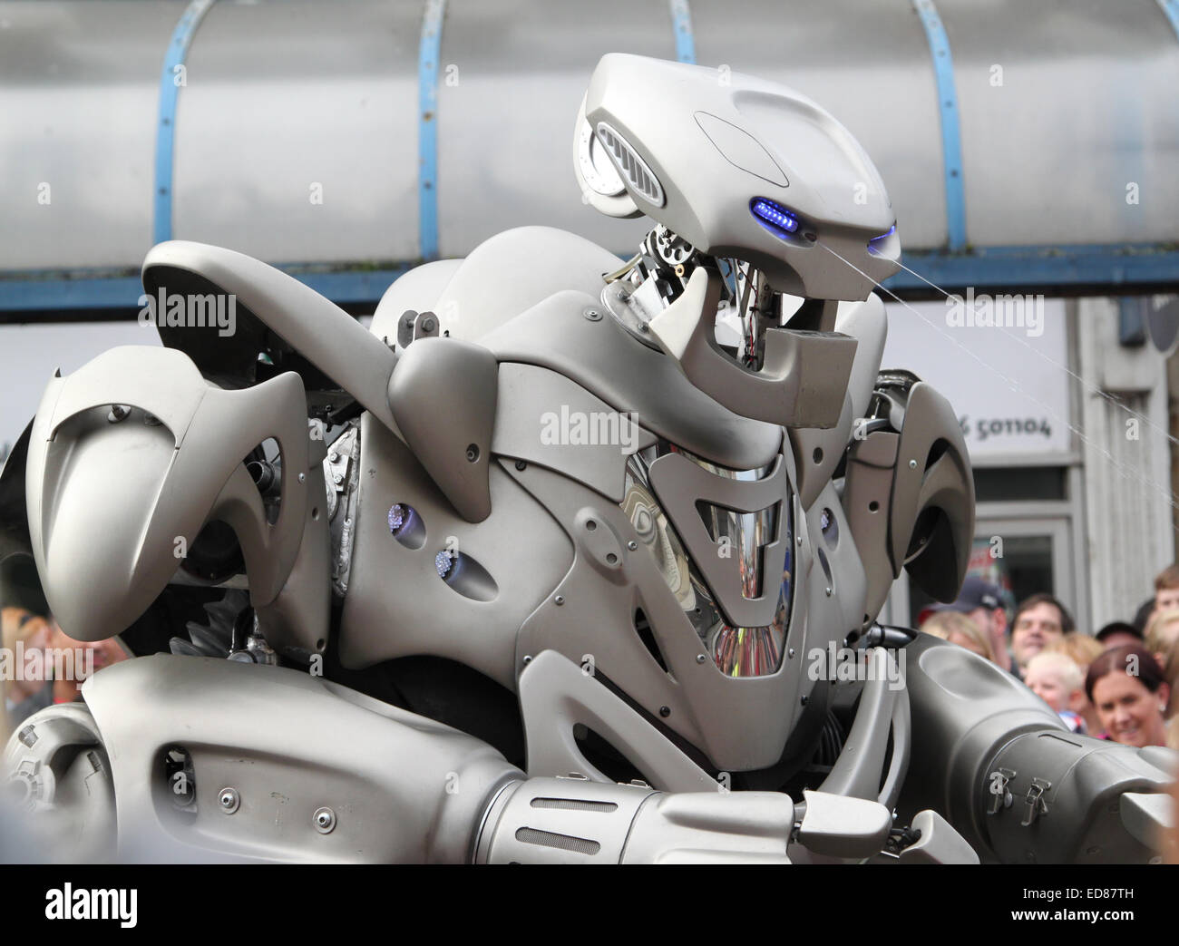 Titan the Robot performing at the International Puppet Festival in ...