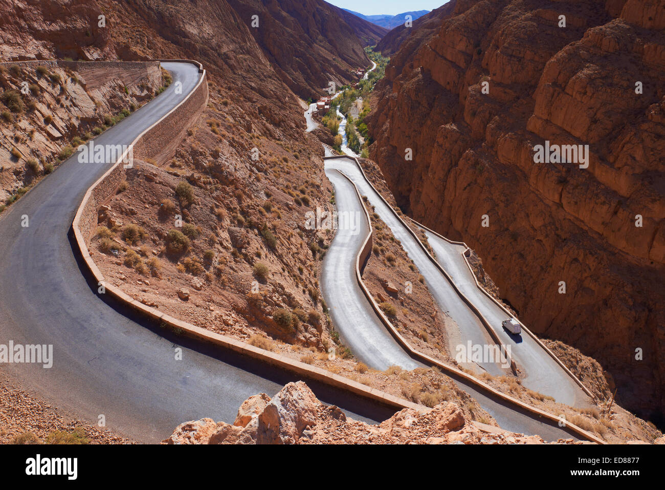 Sinuous road hi-res stock photography and images - Alamy