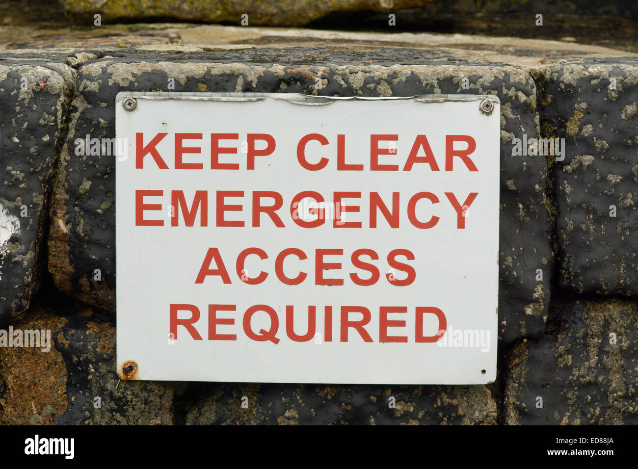Emergency access require - keep clear sign Stock Photo - Alamy