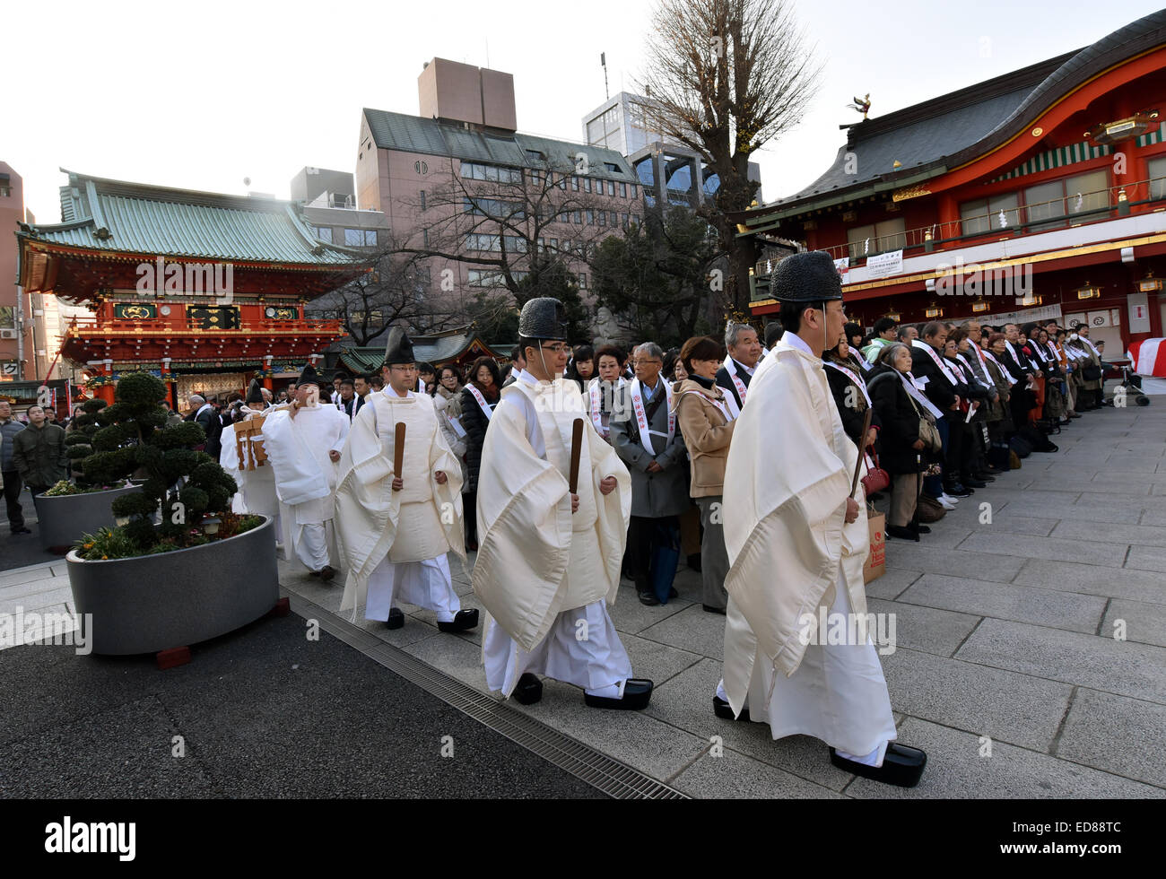 Tokyo, Japan. 31st Dec, 2014. Shinto priests performs a purification ...