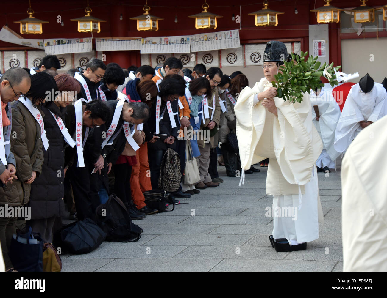 Tokyo, Japan. 31st Dec, 2014. Shinto priests performs a purification ...