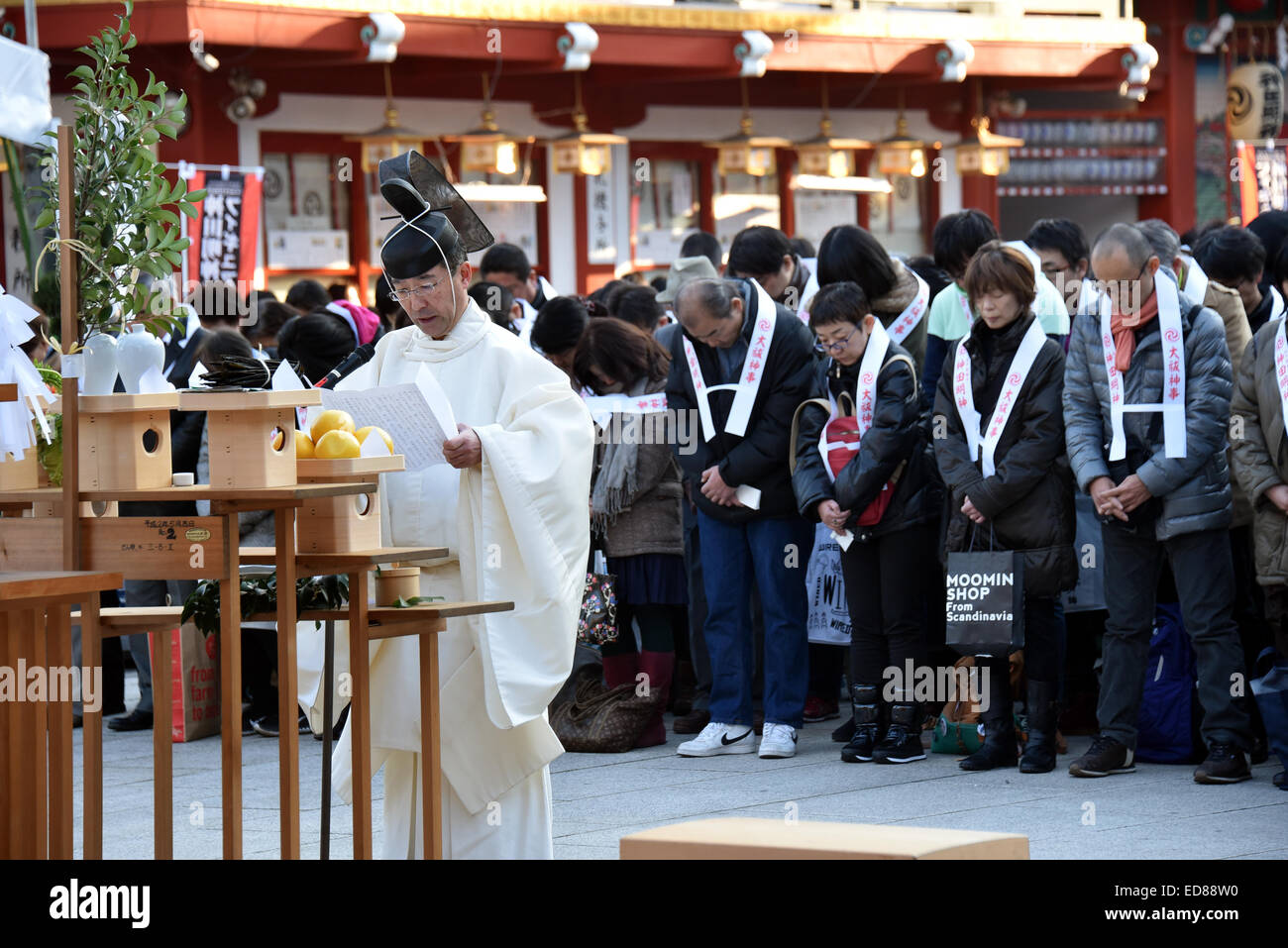 Tokyo, Japan. 31st Dec, 2014. Shinto priests performs a purification ...