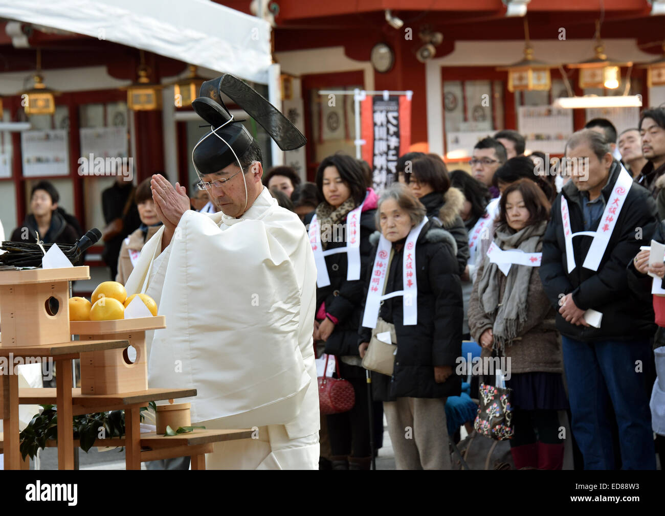 Tokyo, Japan. 31st Dec, 2014. Shinto priests performs a purification ...