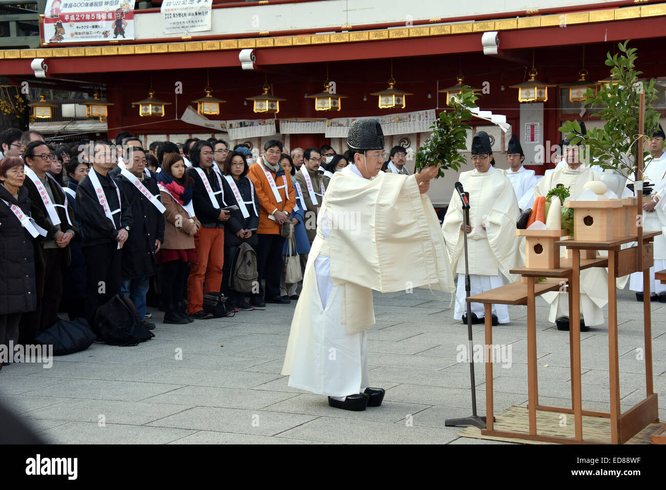Tokyo, Japan. 31st Dec, 2014. Shinto priests performs a purification ...