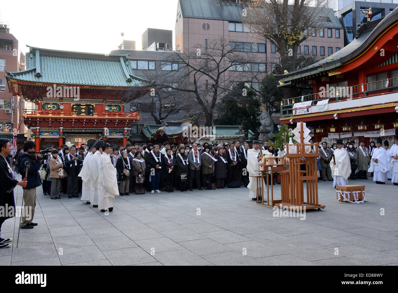 Tokyo, Japan. 31st Dec, 2014. Shinto priests performs a purification ...
