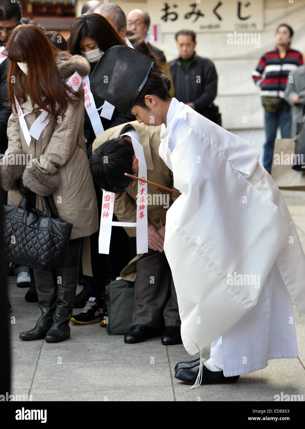 Tokyo, Japan. 31st Dec, 2014. Shinto priests performs a purification ...
