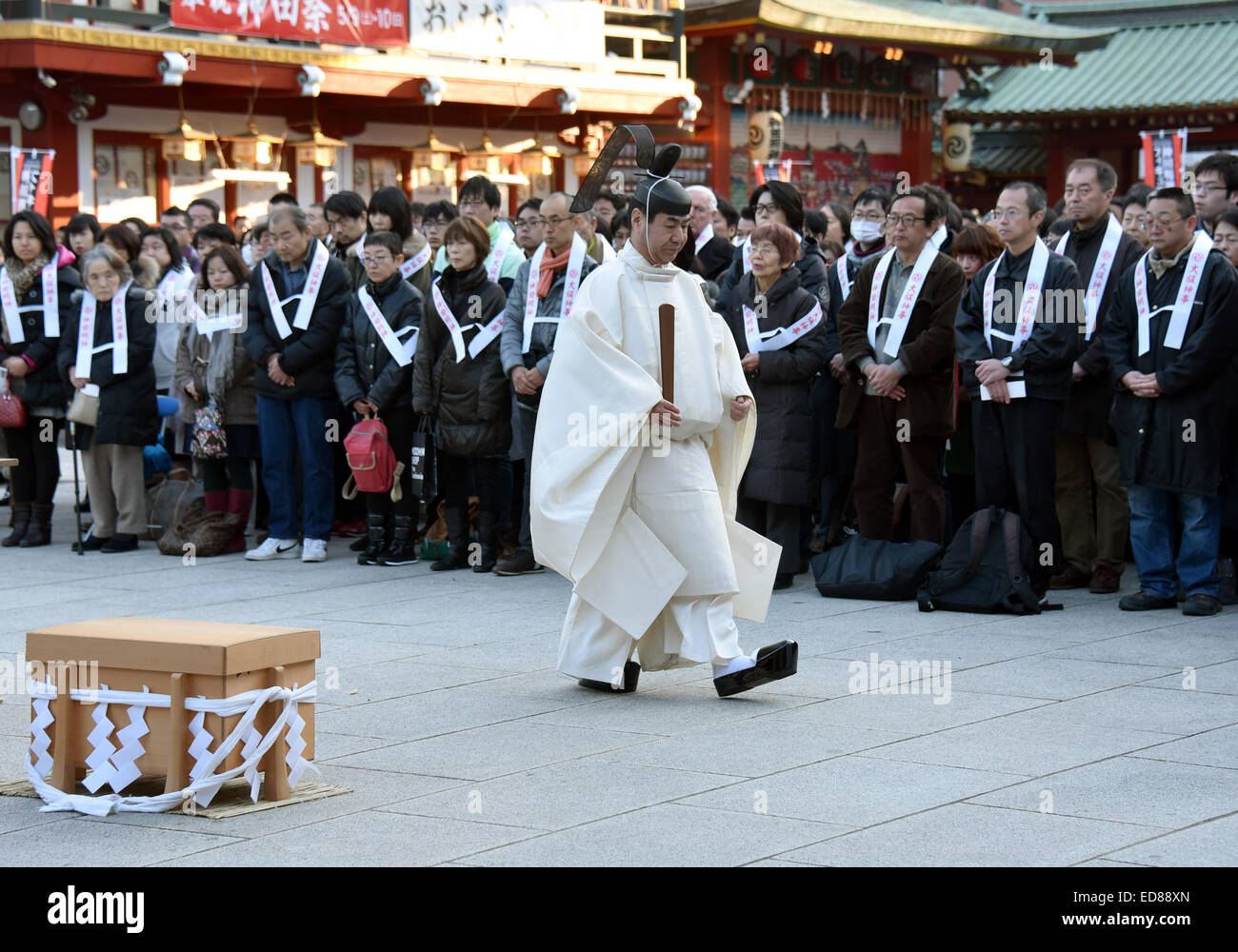 Tokyo, Japan. 31st Dec, 2014. Shinto priests performs a purification ...
