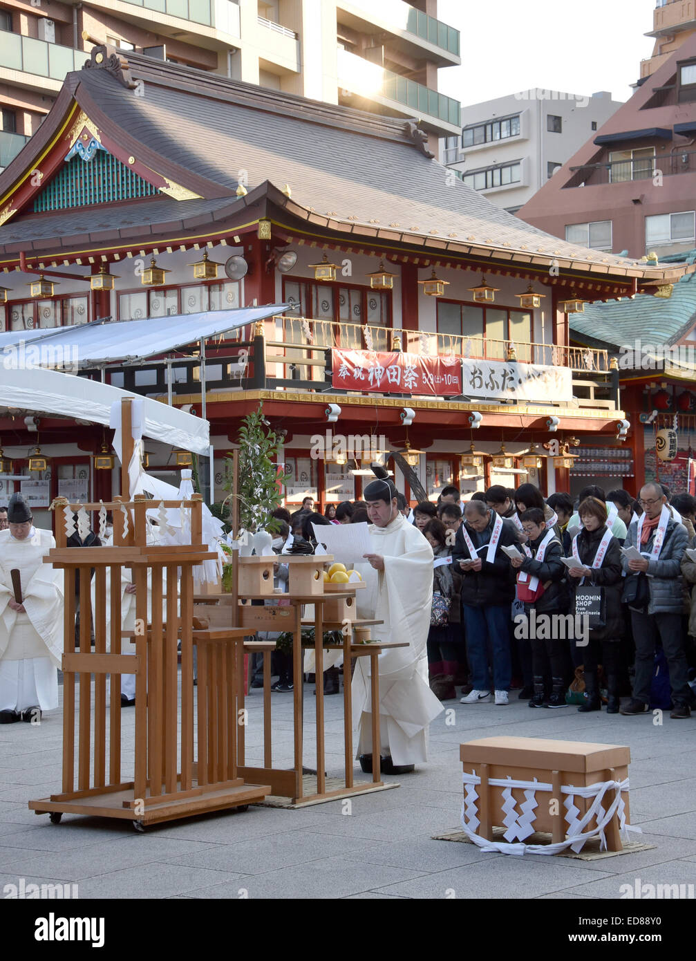 Tokyo, Japan. 31st Dec, 2014. Shinto priests performs a purification ...