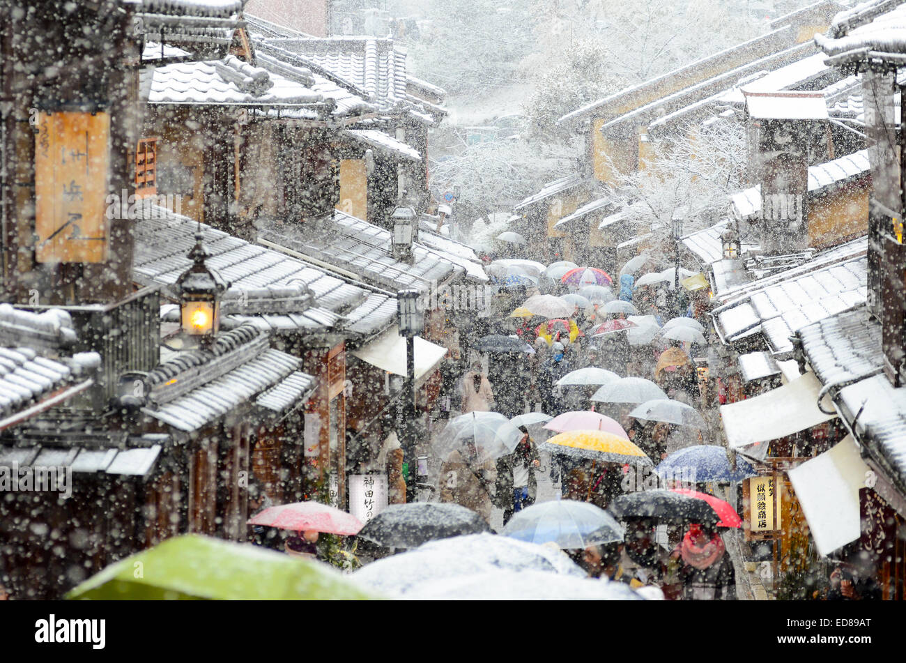 Japan: Snow falling Kyoto's historic Higashiyama district Stock Photo ...