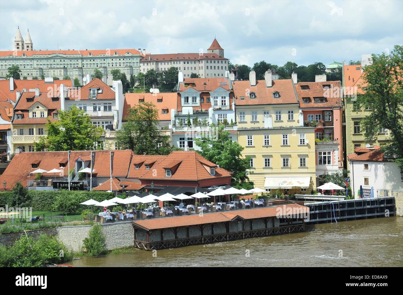 Techos de tejas de madera hi-res stock photography and images - Alamy
