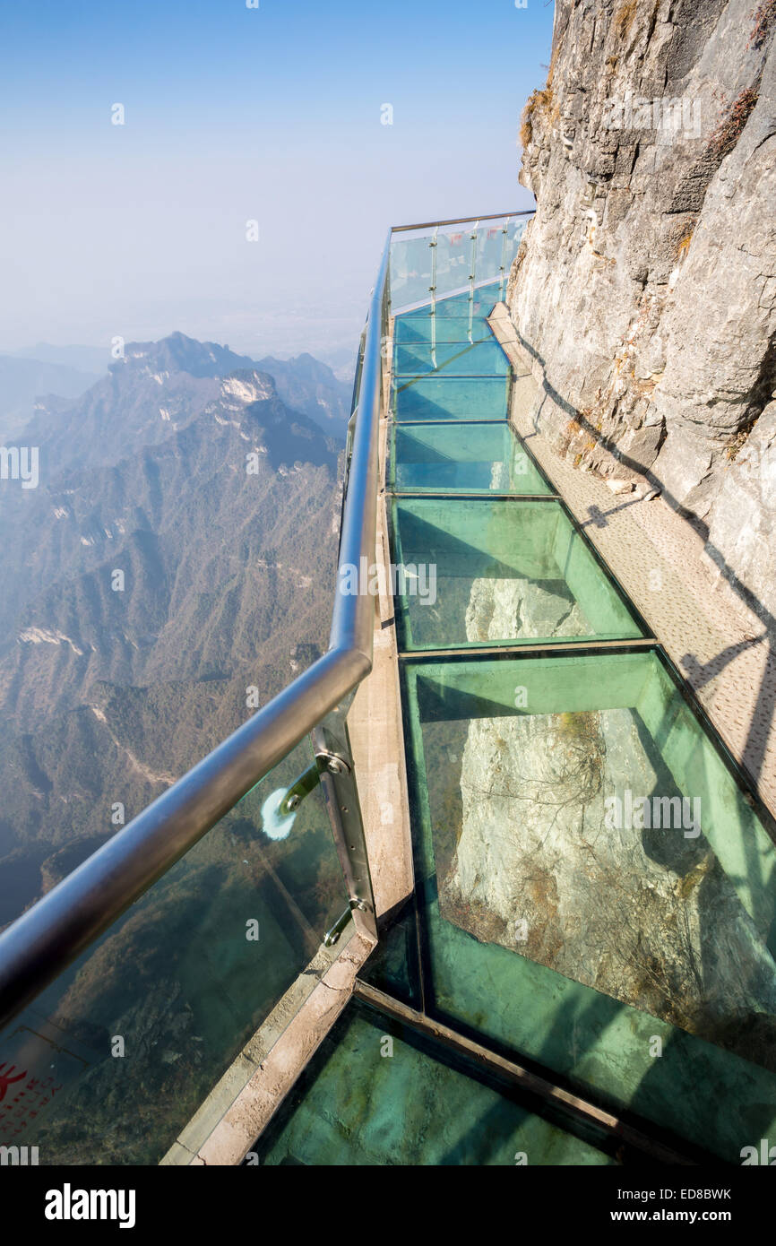 Glass sky walk at Tianmenshan Tianmen Mountain China Stock Photo - Alamy