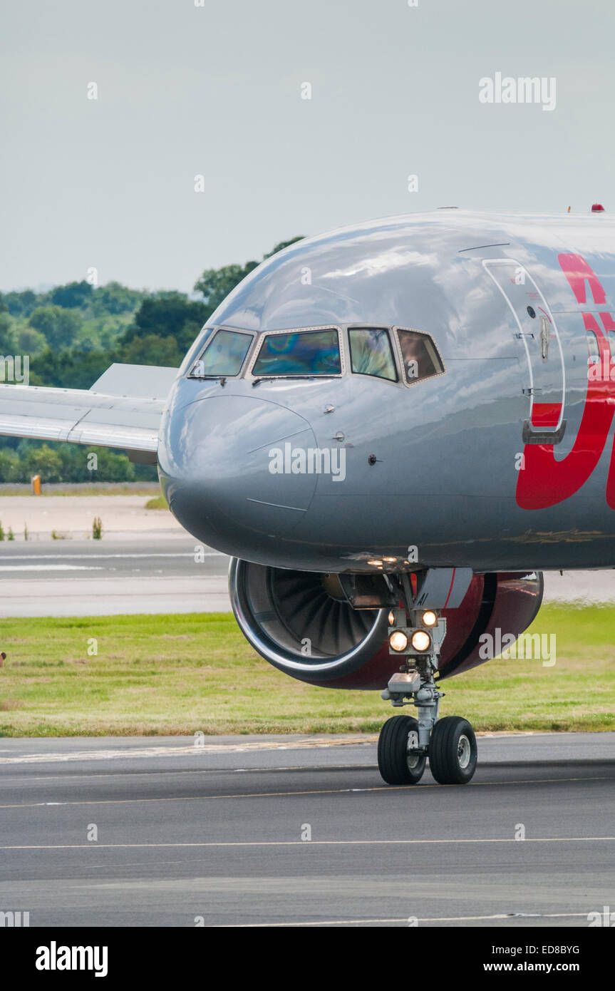 Boeing 757 200 cockpit hi-res stock photography and images - Alamy