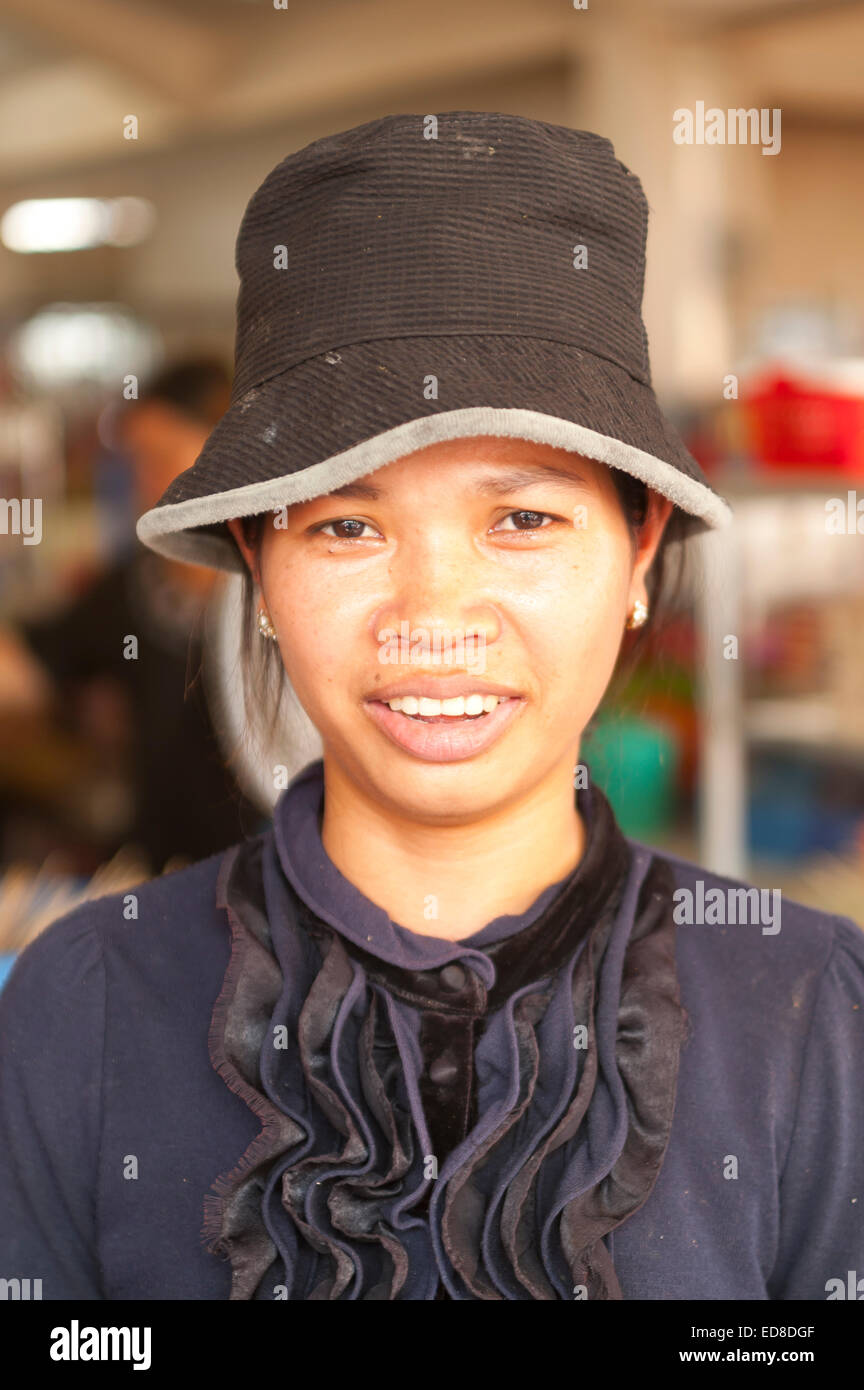 Portrait of smailing young cambdian woman, Phnom Penh, Cambodia ...