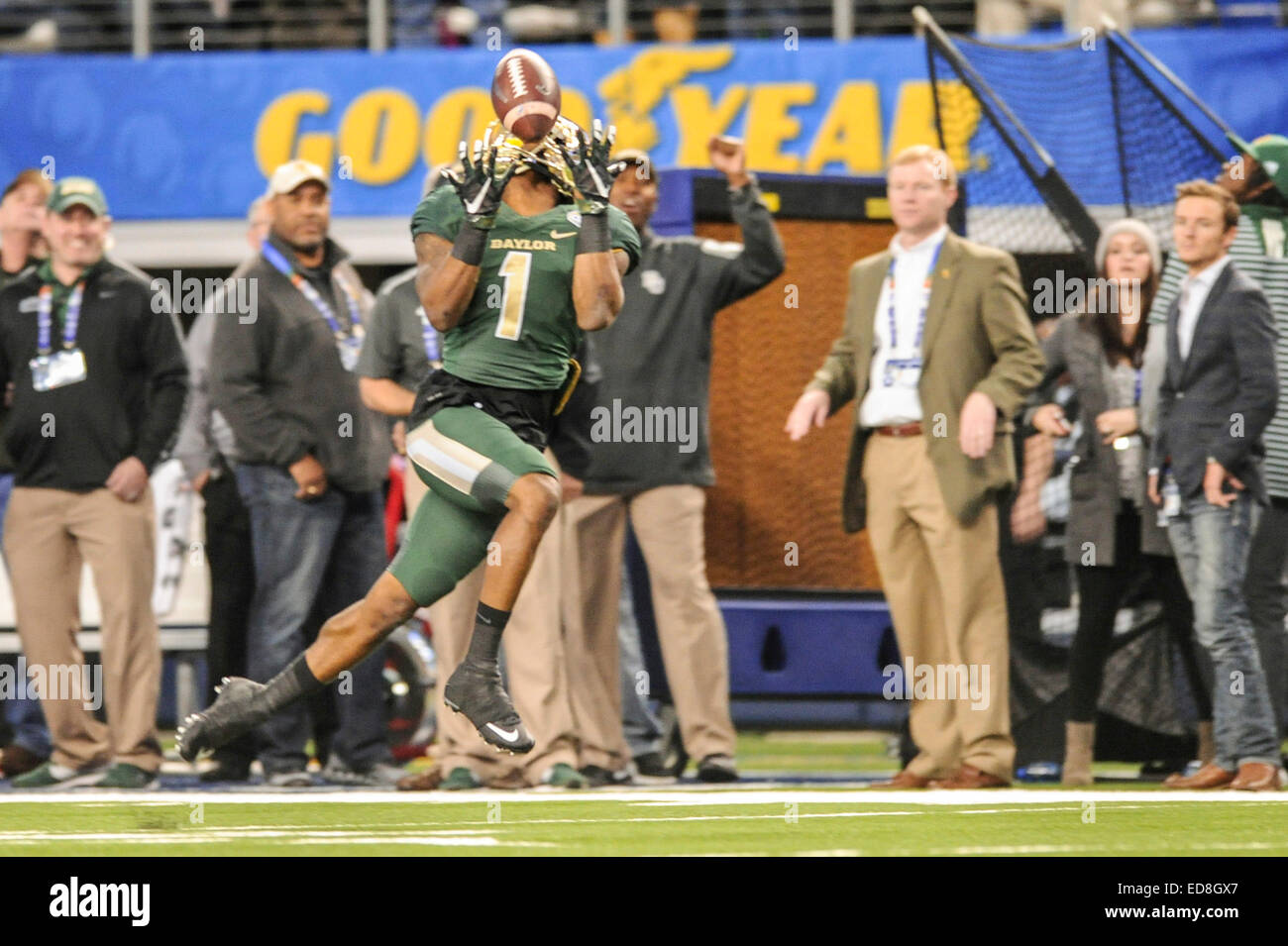Baylor Bears receiver Corey Coleman (1) catches a 53 yard pass for a ...