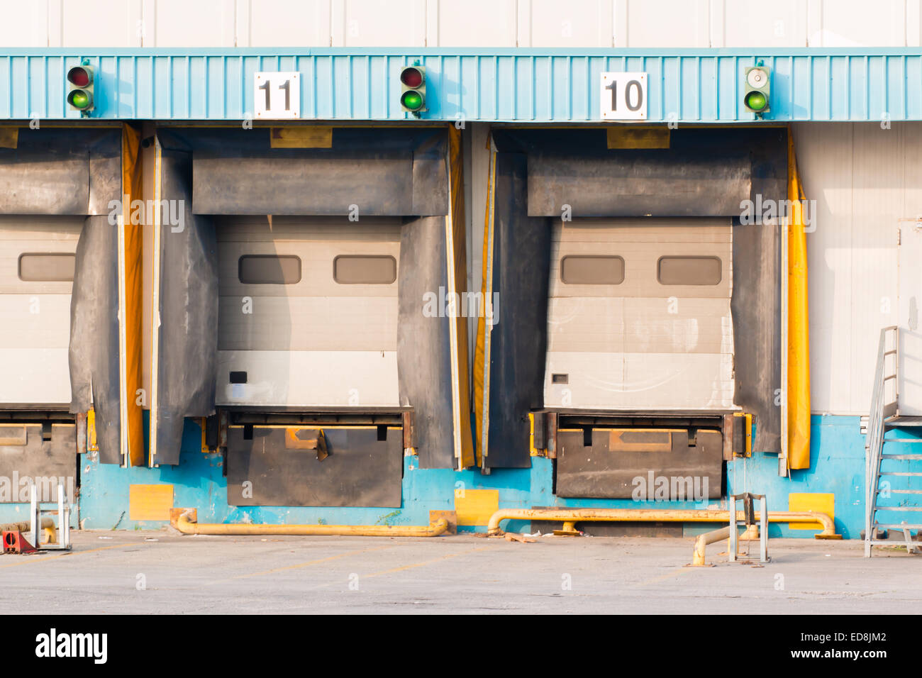 Logistics center's empty Loading dock cargo doors Stock Photo - Alamy Logistics center's empty Loading dock cargo doors Stock Photo - Alamy