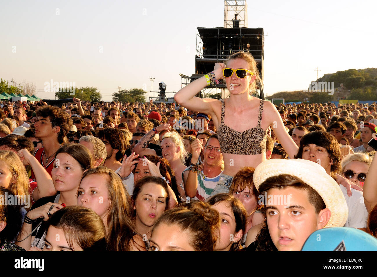 Crowd of people at outdoor concert hi-res stock photography and images ...