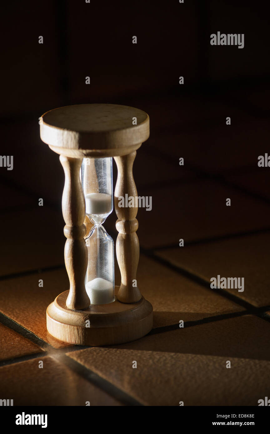 Sand falling through hourglass hi-res stock photography and images - Alamy