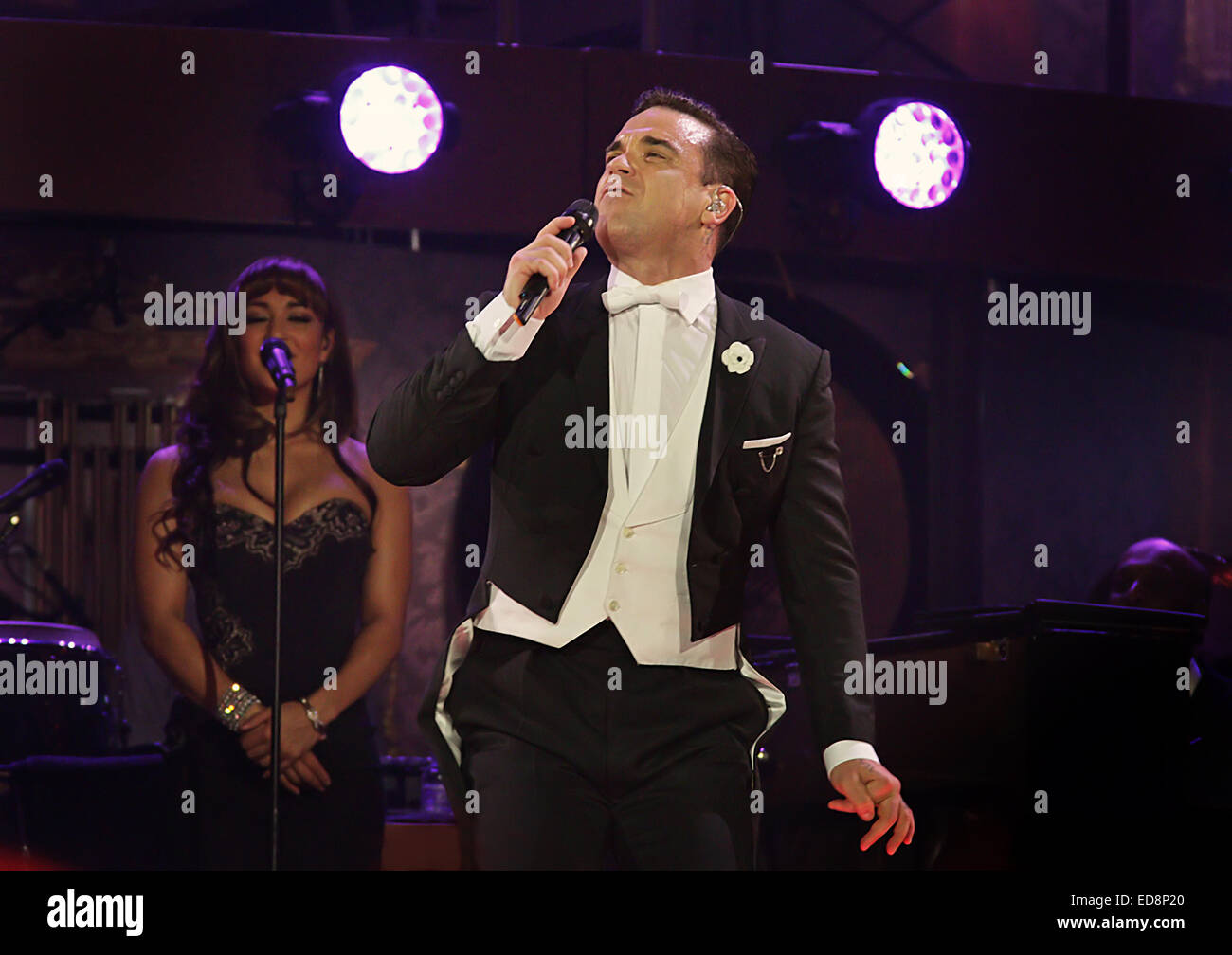Singer robbie williams on stage hi-res stock photography and images - Alamy