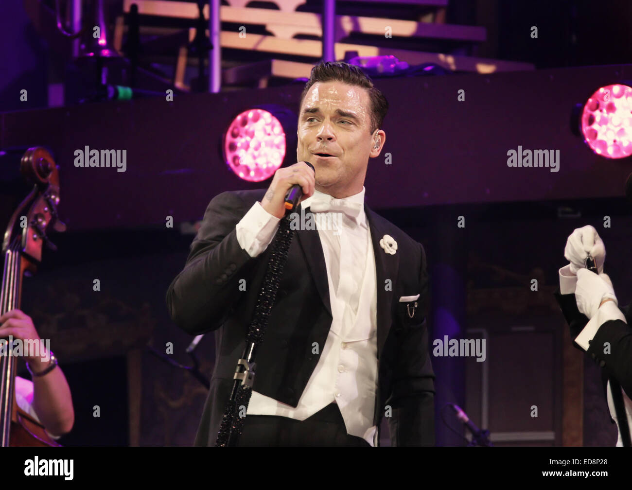 Robbie williams performing live on hi-res stock photography and images ...