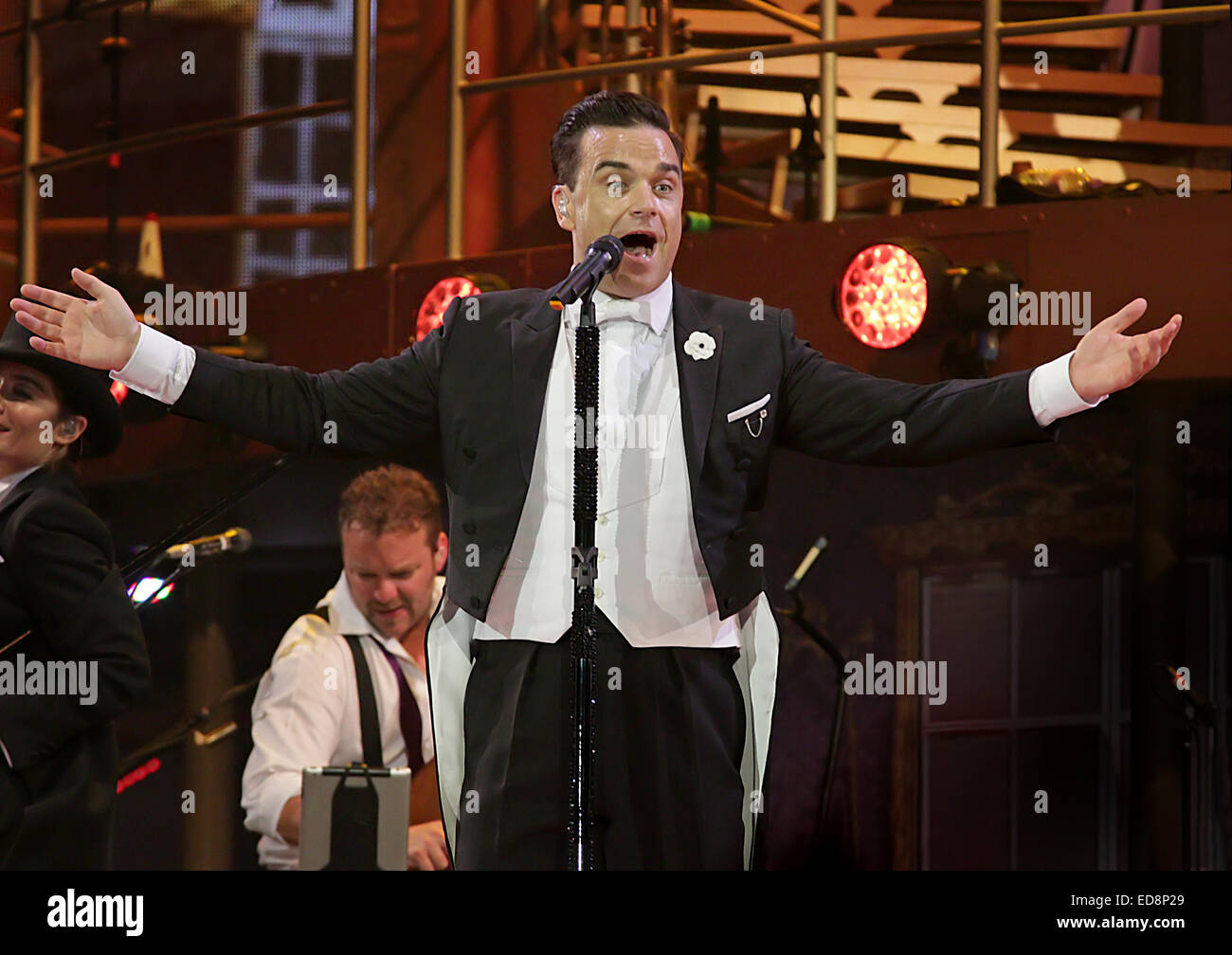 Singer robbie williams on stage hi-res stock photography and images - Alamy