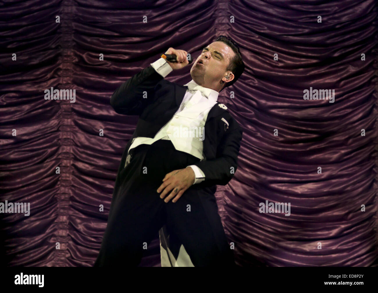 Robbie williams performing on stage hi-res stock photography and images ...