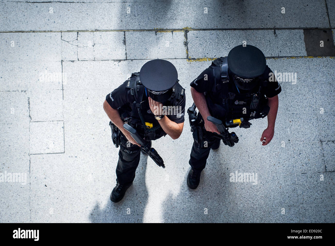 Armed police london hi-res stock photography and images - Alamy