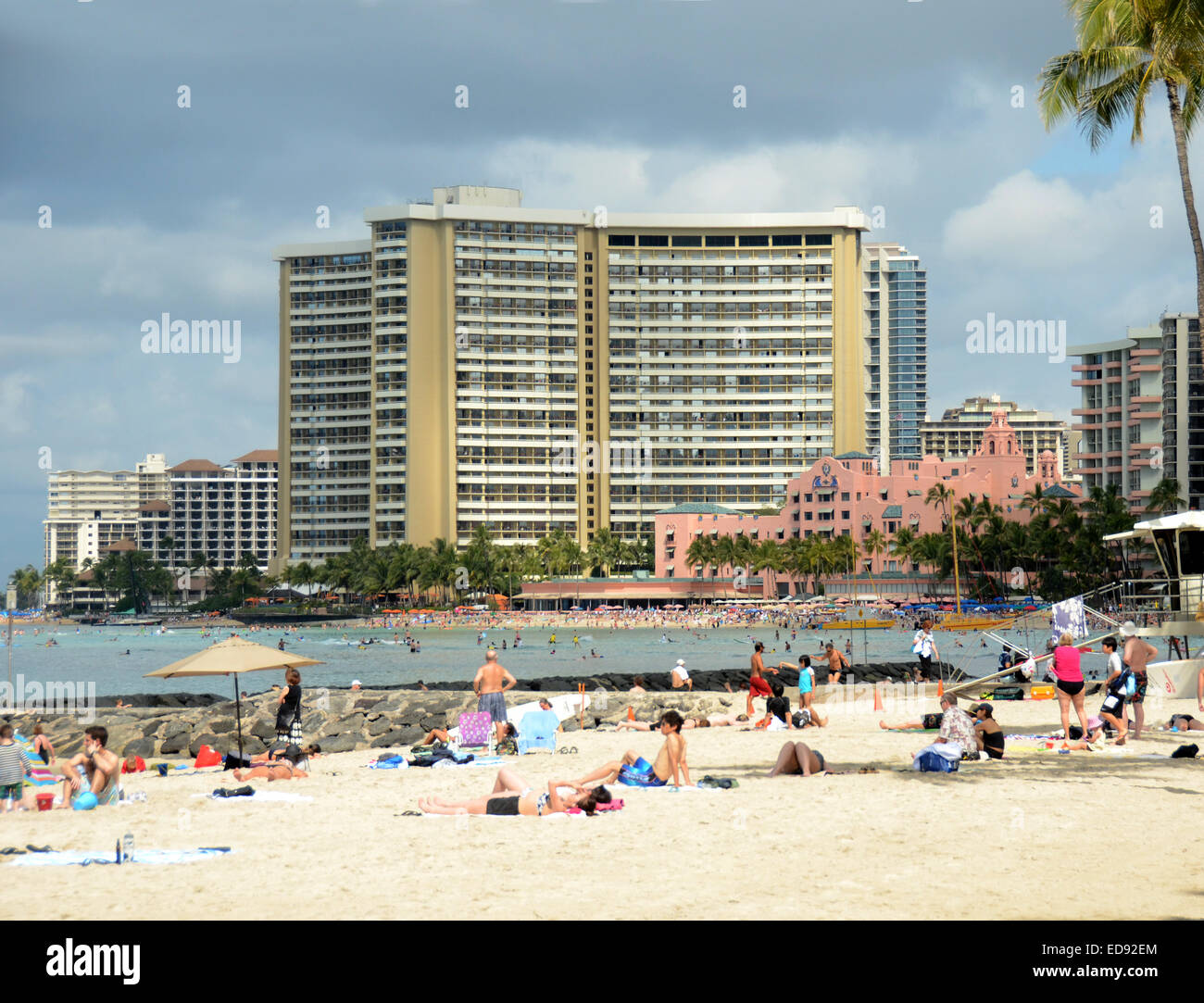 Hawaii waikiki beach crowded tourists hi-res stock photography and ...