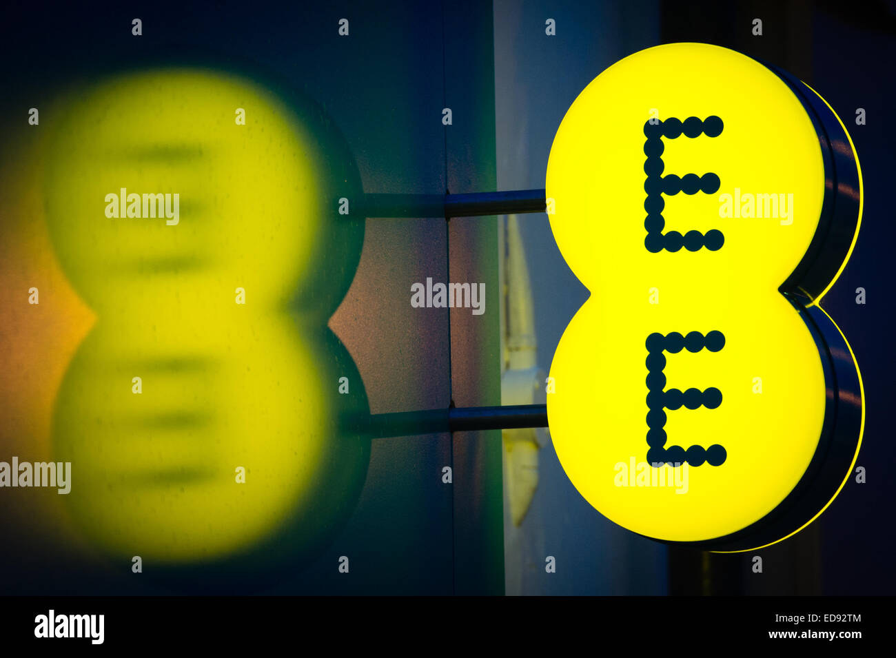 Ee phone company logo hi-res stock photography and images - Alamy