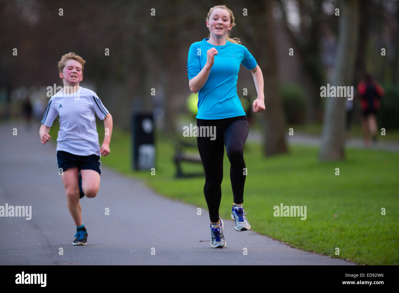 Kids running in park uk hi-res stock photography and images - Alamy