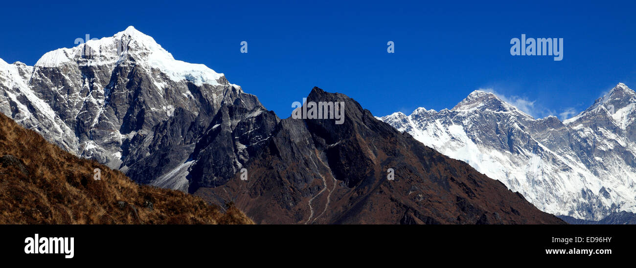 Snow Capped mountains on the Everest base camp trek, Himalaya mountains ...