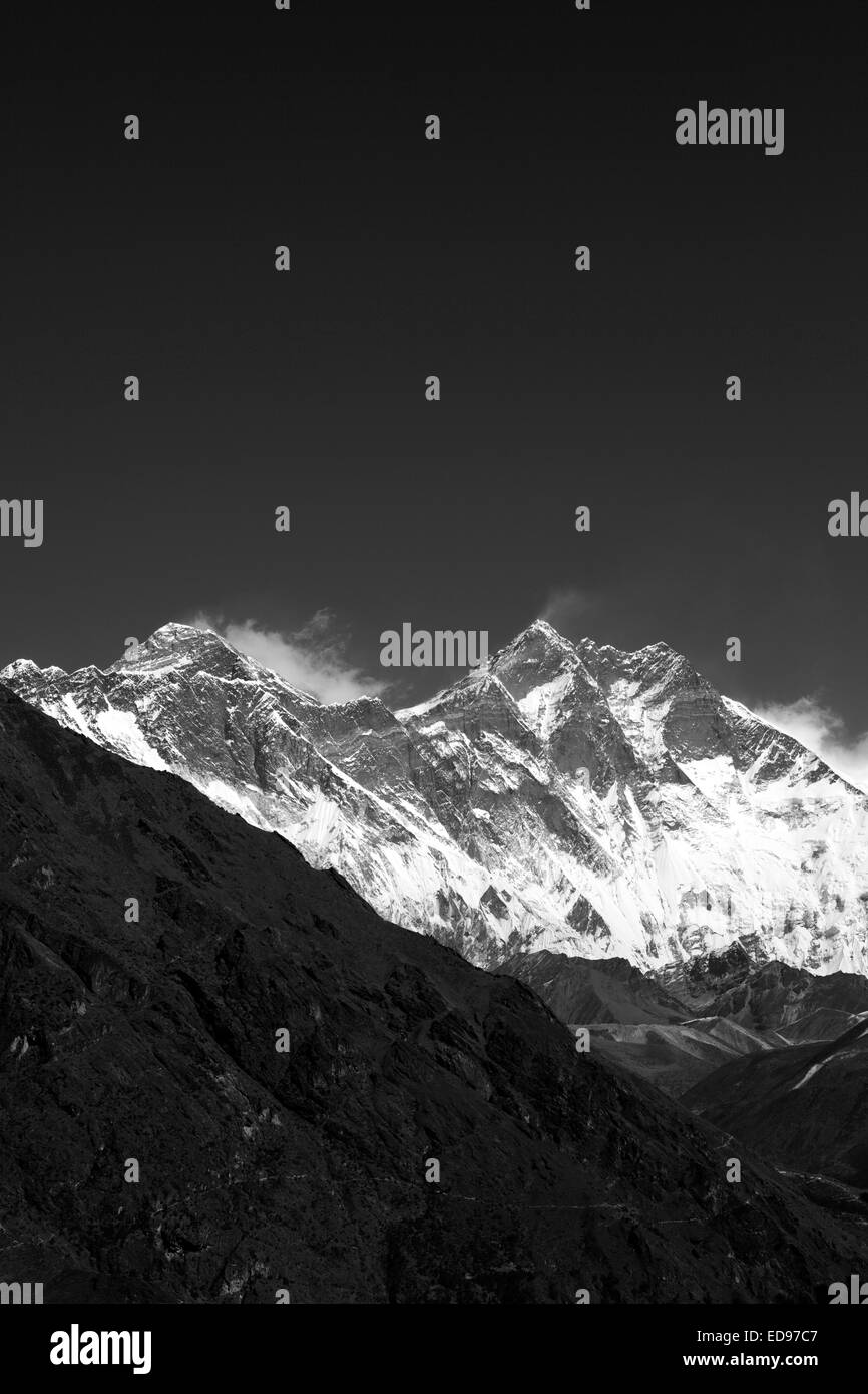 Snow Capped mountains on the Everest base camp trek, Himalaya mountains ...