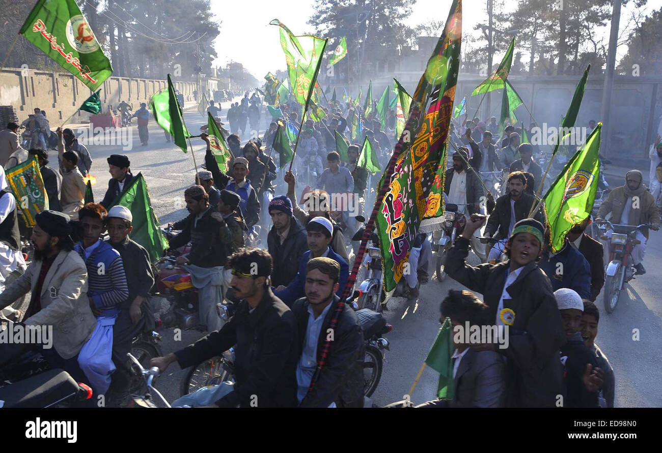 Members of Jamat-e-Ahle Sunnat holding a rally to show their devotion ...