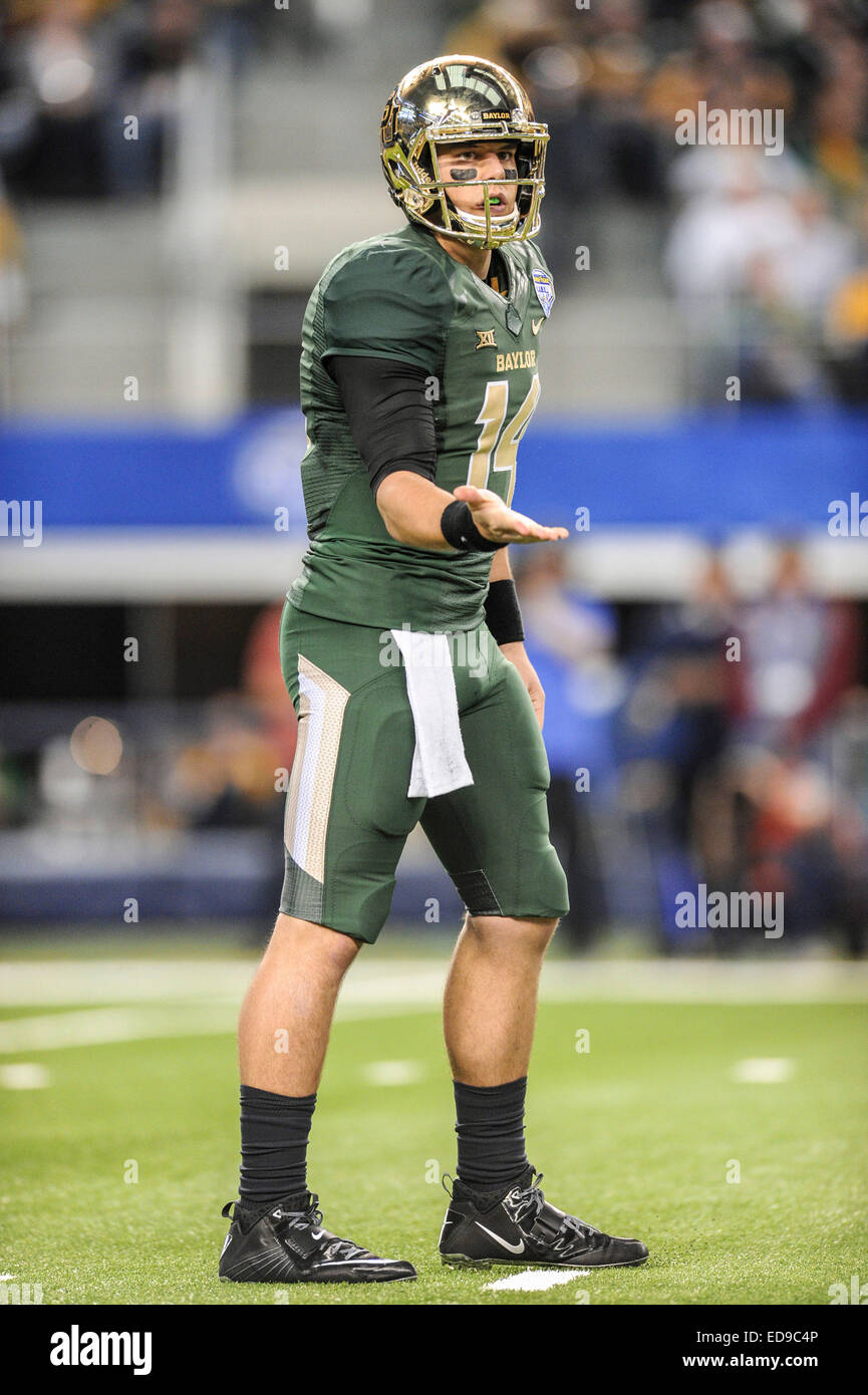 Baylor quarterback Bryce Petty (14) signals to his receivers during the ...