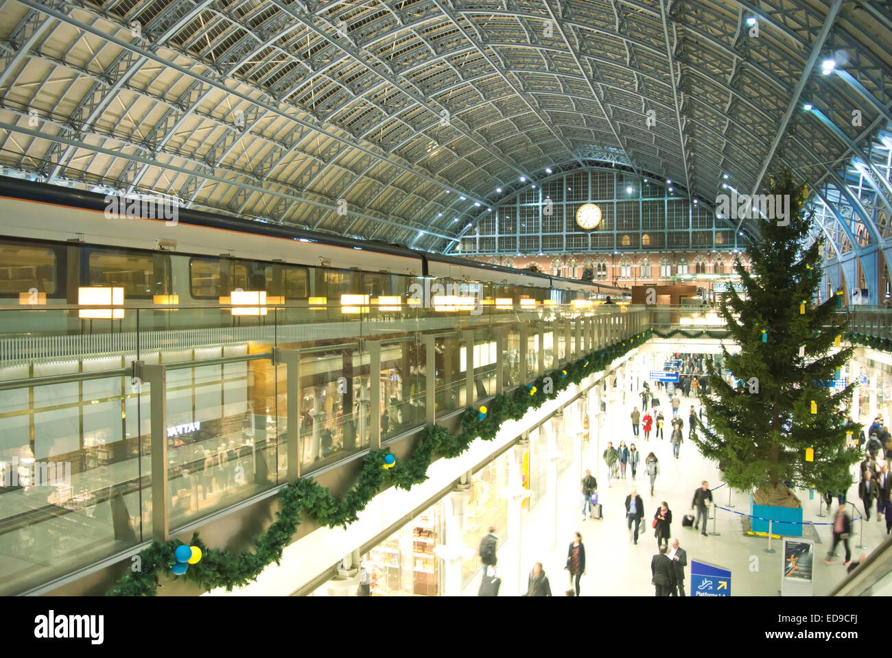 A Eurostar train on the upper concourse of St Pancras train station ...