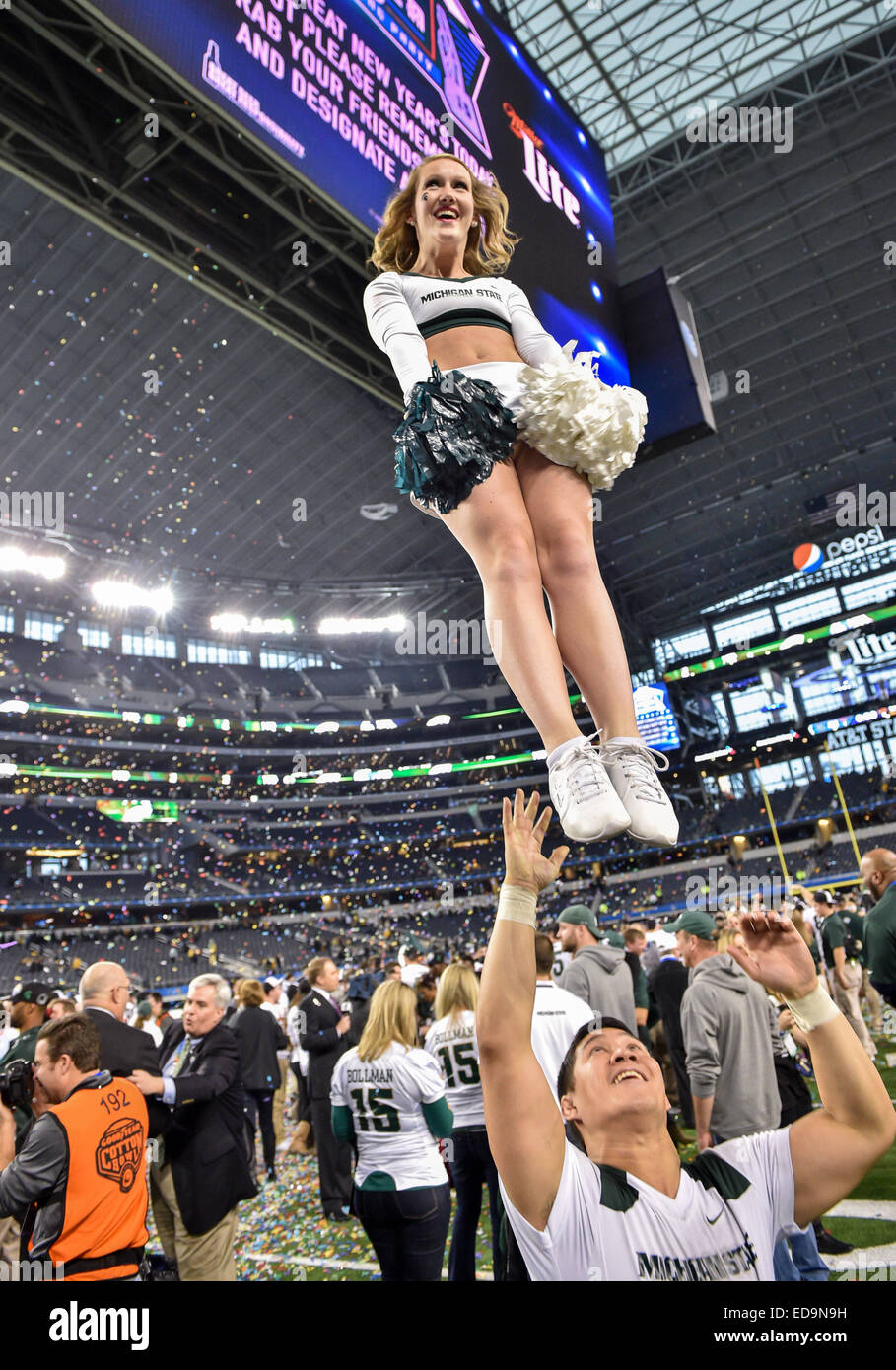 Michigan state cheerleaders in action hi-res stock photography and ...