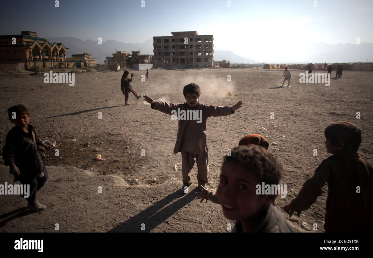 Kabul, Afghanistan. 3rd Jan, 2015. Afghan children play on the dusty ...
