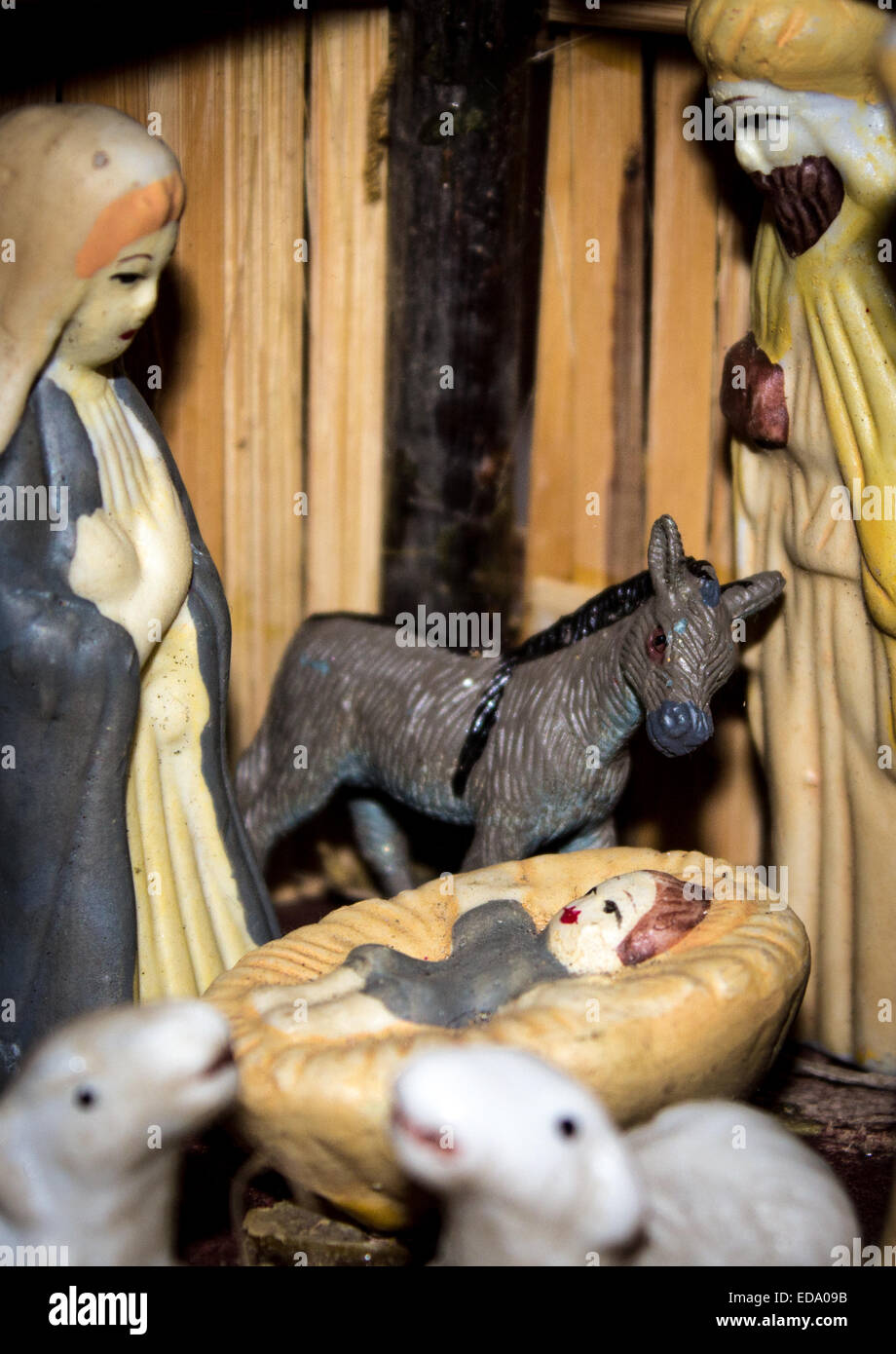 Mary joseph jesus in crib hi-res stock photography and images - Alamy