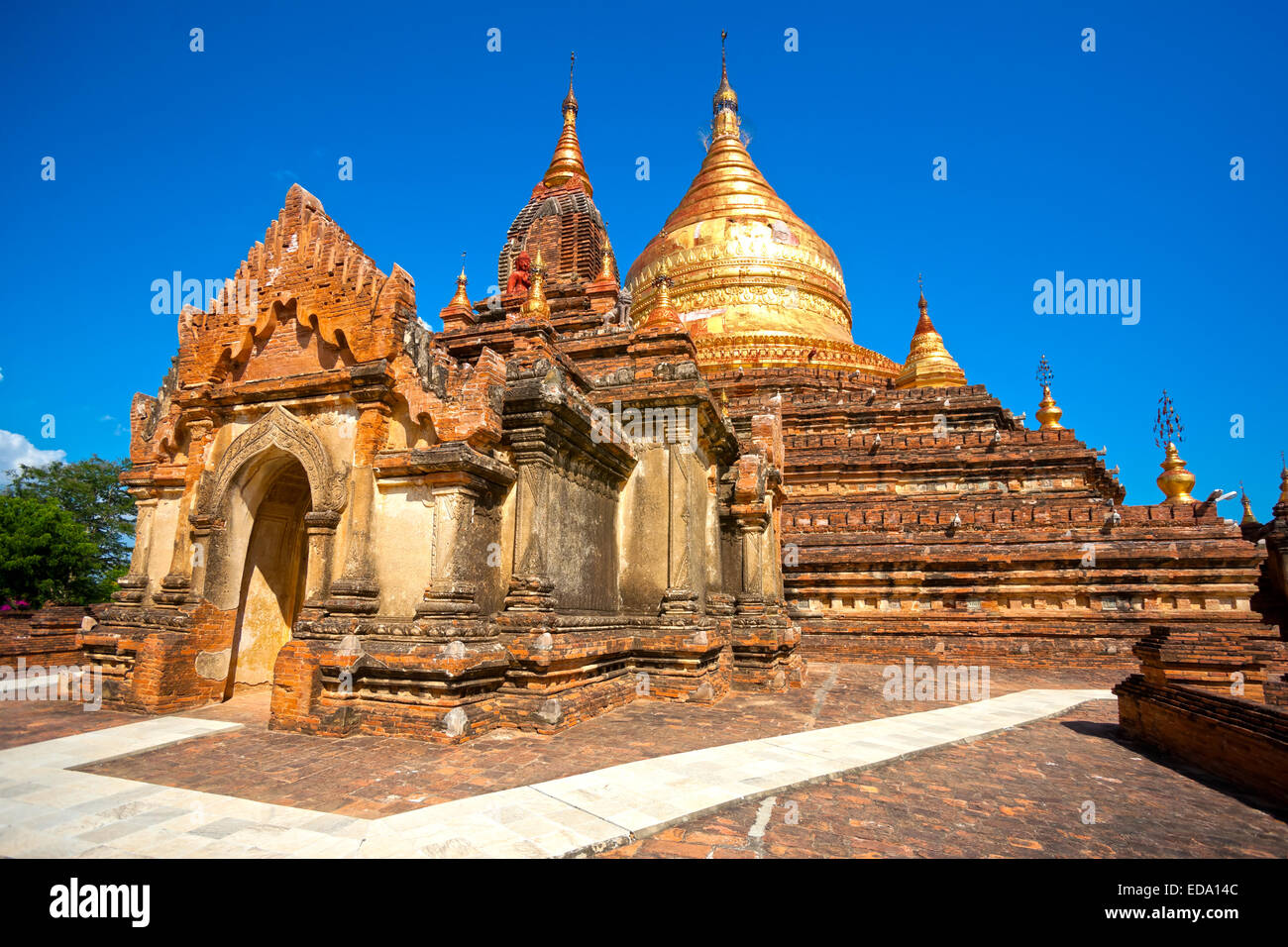 Bagan temple hot air balloon hi-res stock photography and images - Alamy