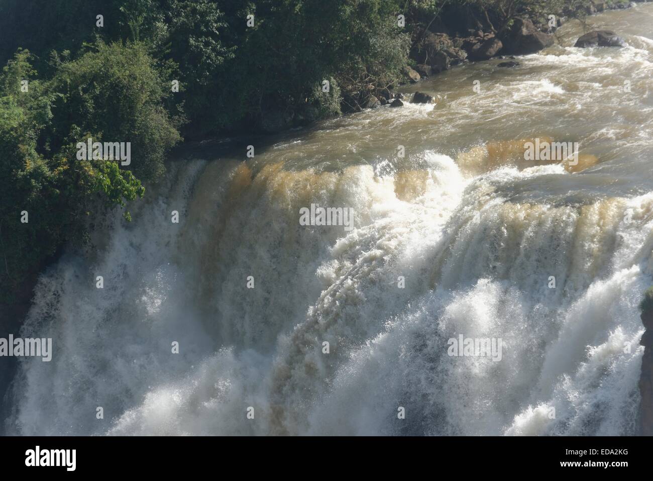 Water pouring over the mighty Iguacu waterfalls in Brazil. IGUAÇÚ Foz ...