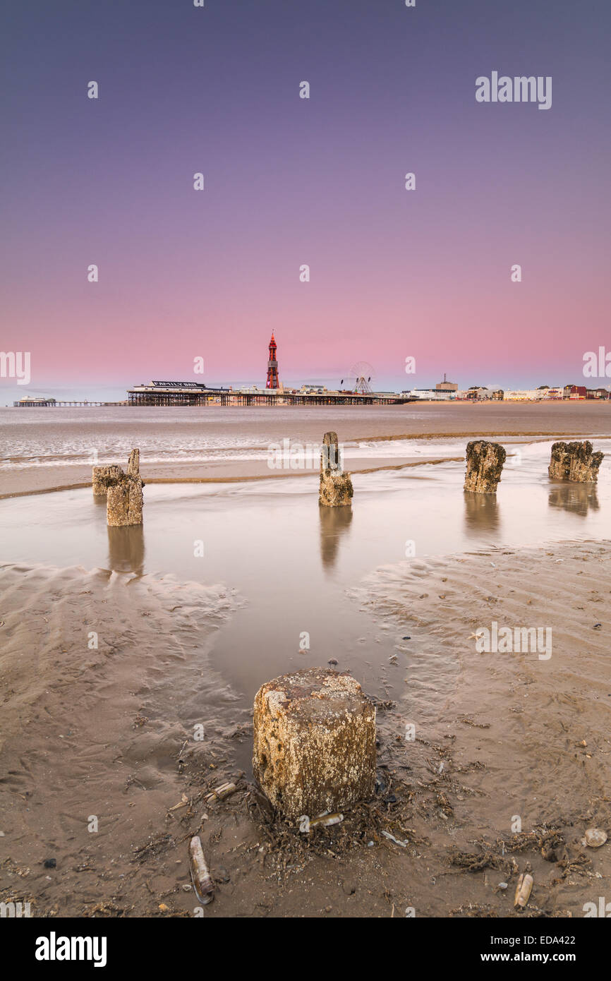 Blackpool, UK. 3rd Jan, 2014. After a wet start the weather improves ...